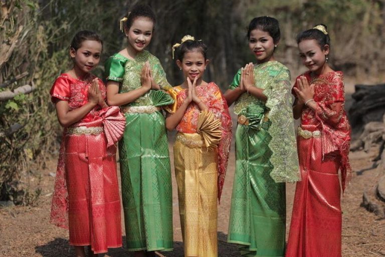 A Beginner's Guide to Cambodian Etiquette: Do's and Don'ts - Cambodia Tours